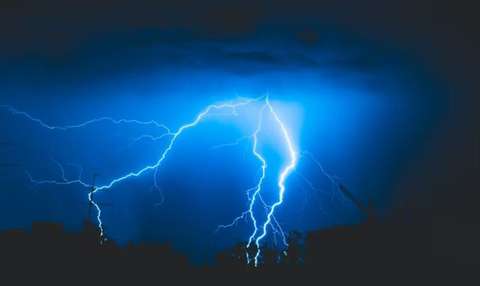 What is the Difference Between Blue and Green Lightning? - Astronimus